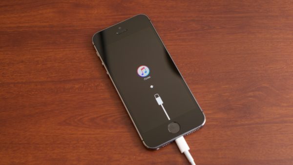 Apple iPhone bug problems continue, users report battery, camera ...