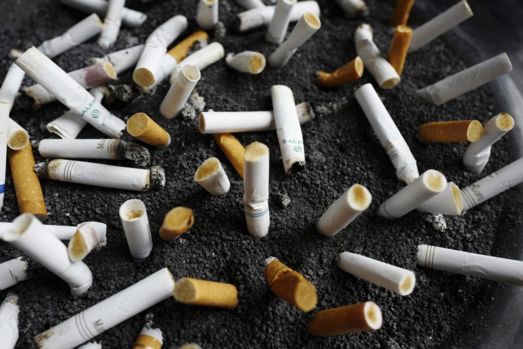 Government to ban smoking cigarettes at home