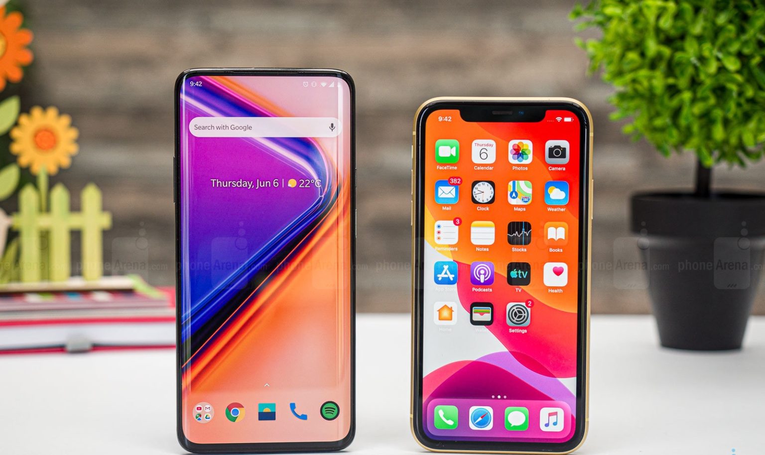 iPhone SE 2020 vs One Plus 8: Which Latest Smartphone should you Buy Next?