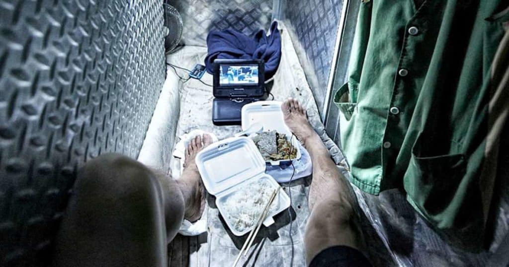 14 Shocking Photos Reveal Life Inside ‘Coffin Cubicles’ In Hong Kong ...