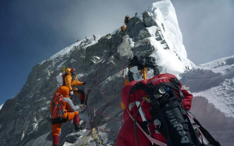 The Tragic Story of "Green Boots," the Frozen Body On Mt. Everest That ...